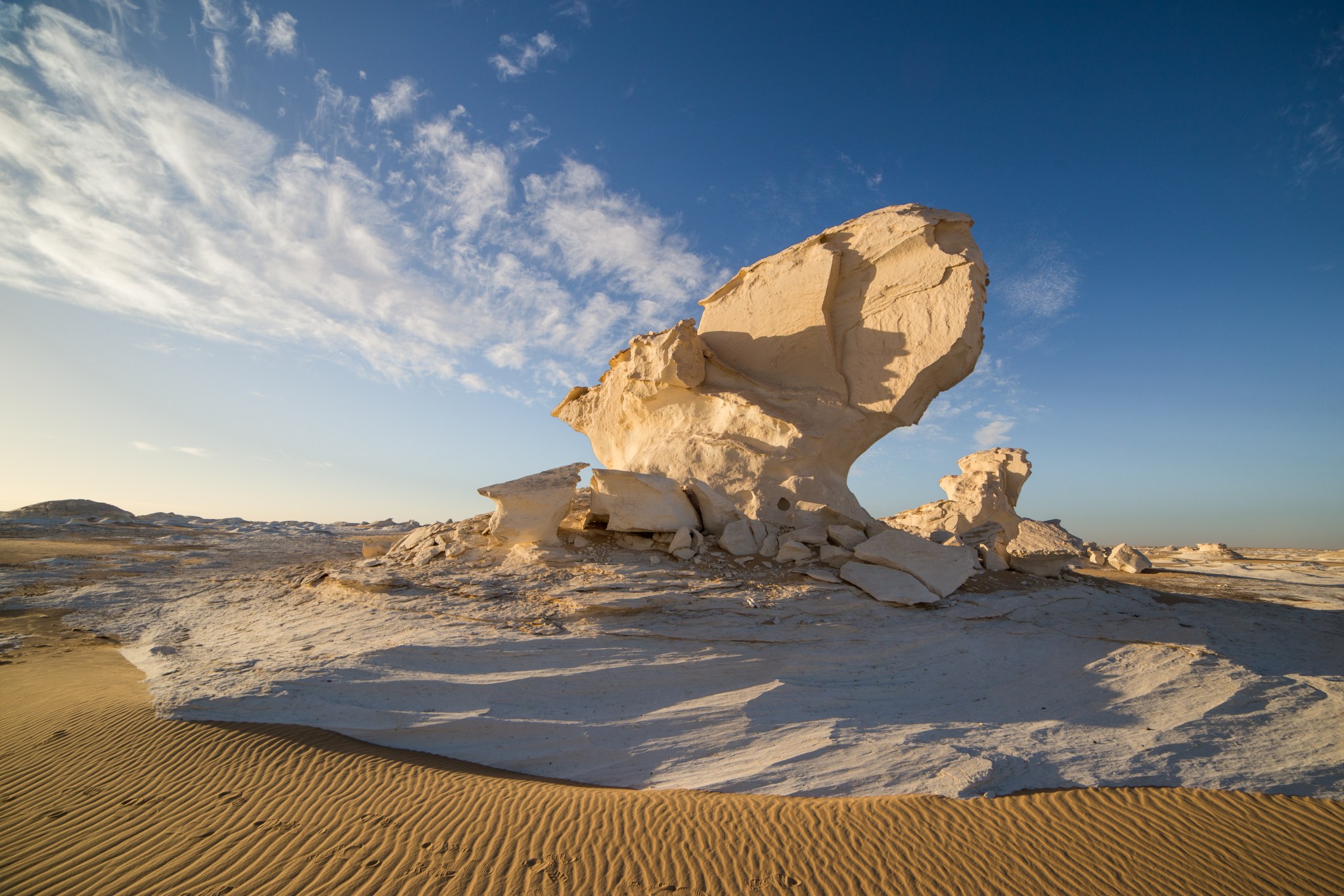 The White Desert – Visit the natural rich oasis in the Western Desert